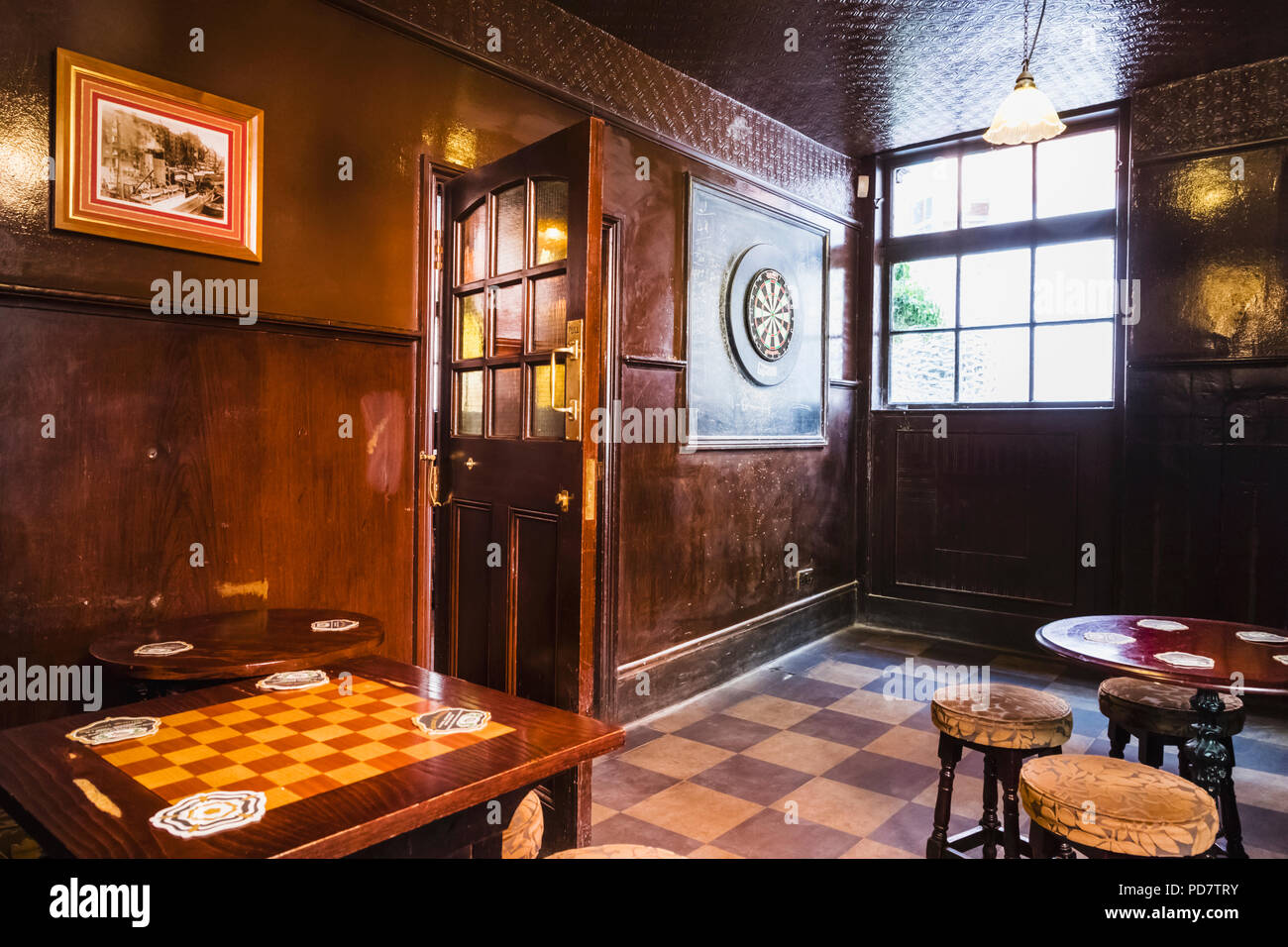 Traditional english pub interior hi-res stock photography and images ...