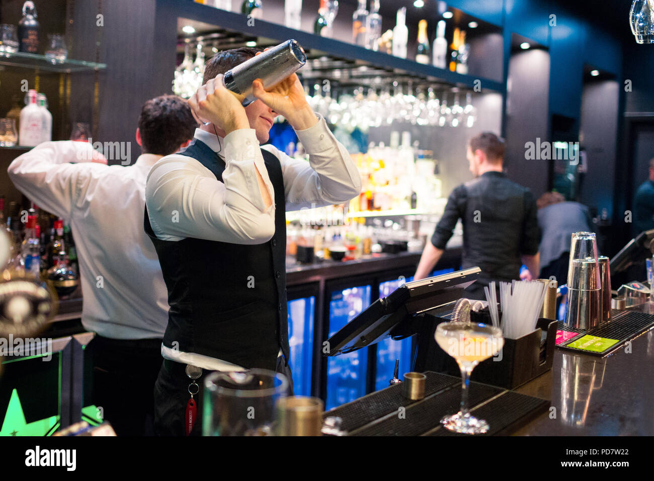 Bartender mixing cocktail hi-res stock photography and images - Alamy