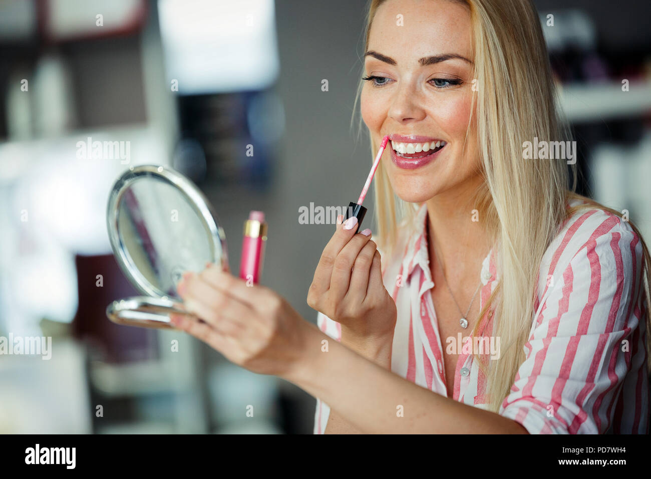 Using makeup mirror hi-res stock photography and images - Alamy