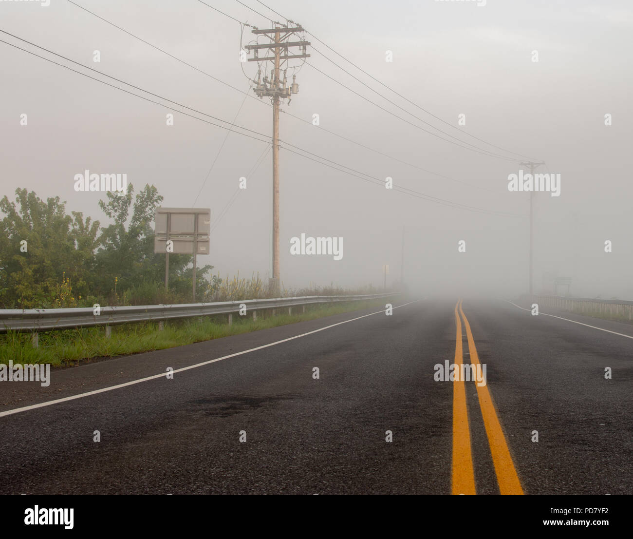 Fog country road hi-res stock photography and images - Alamy