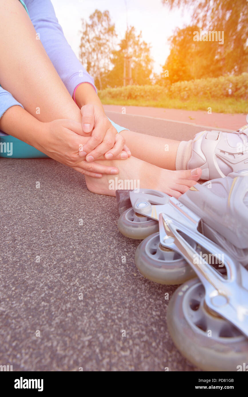 Injured sitting down hi-res stock photography and images - Alamy
