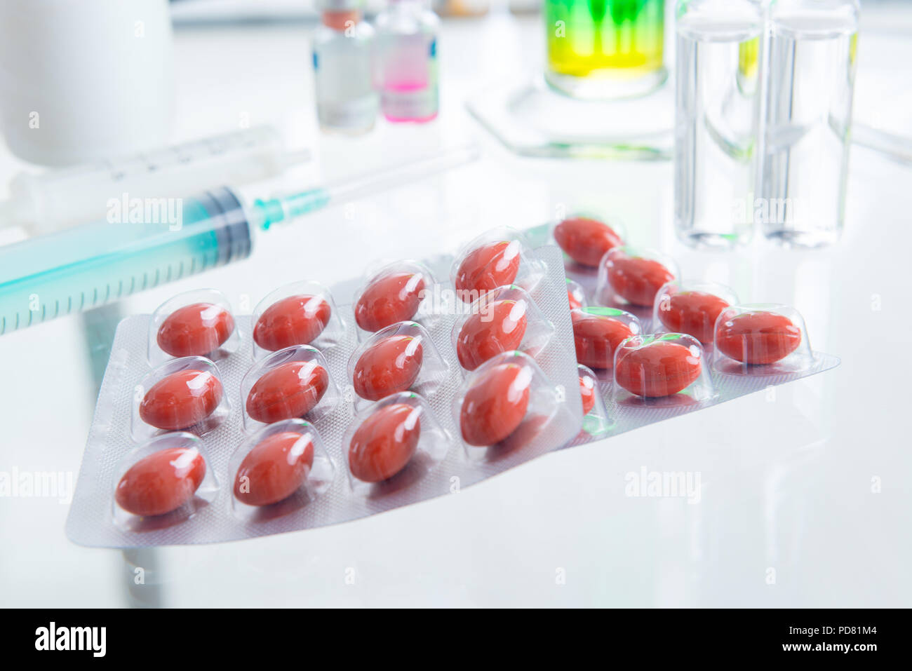 Placebo pills and injection on the table in labolatory Stock Photo - Alamy