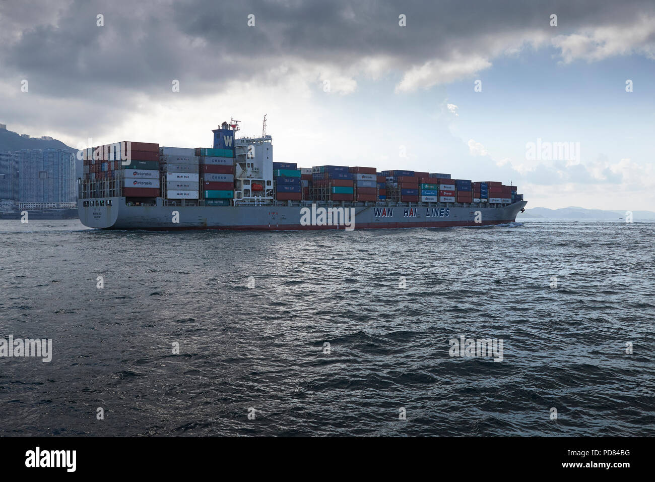 China shipping container lines hi-res stock photography and images - Alamy