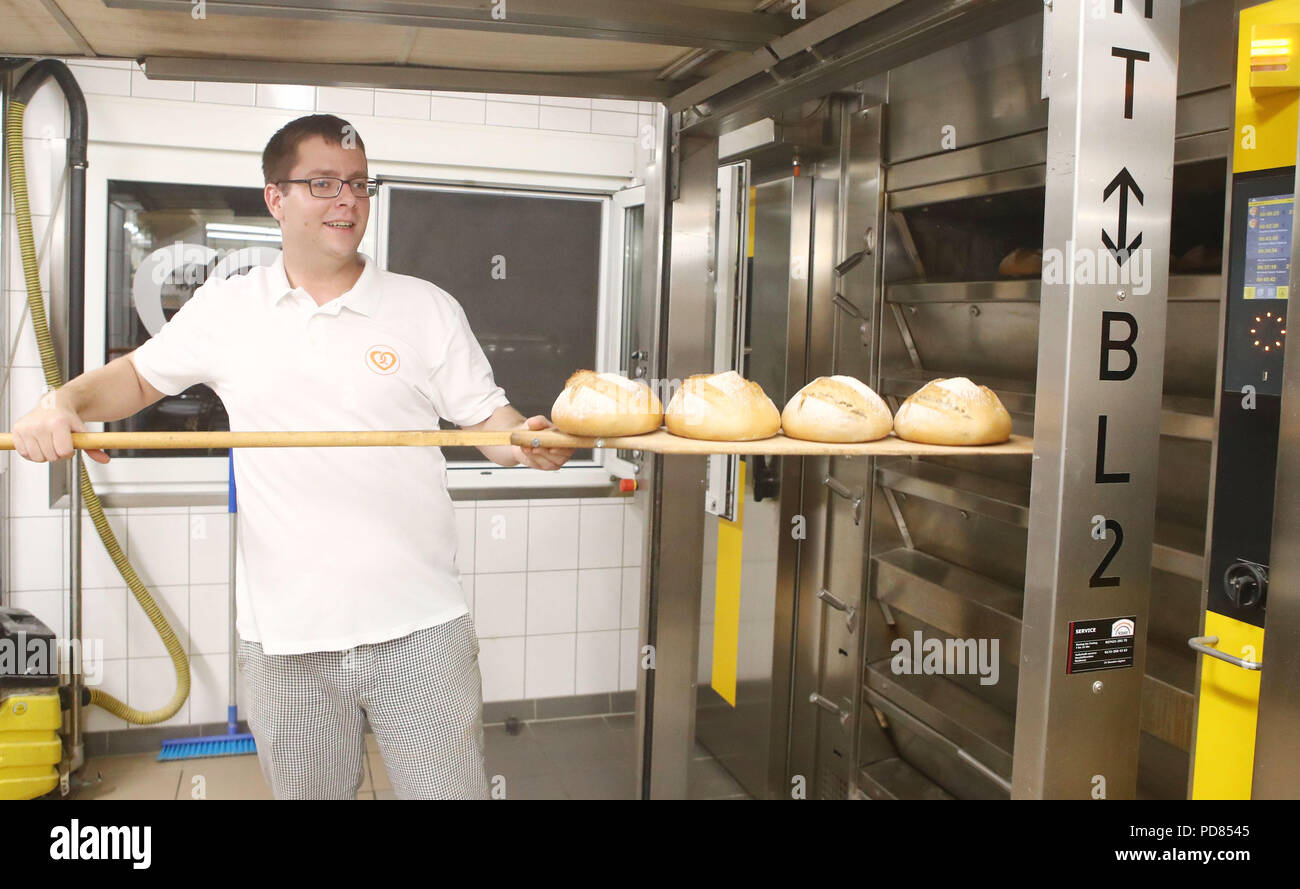 Gera, Germany. 07th Aug, 2018. Baker Robert Hartmann gets freshly baked ...