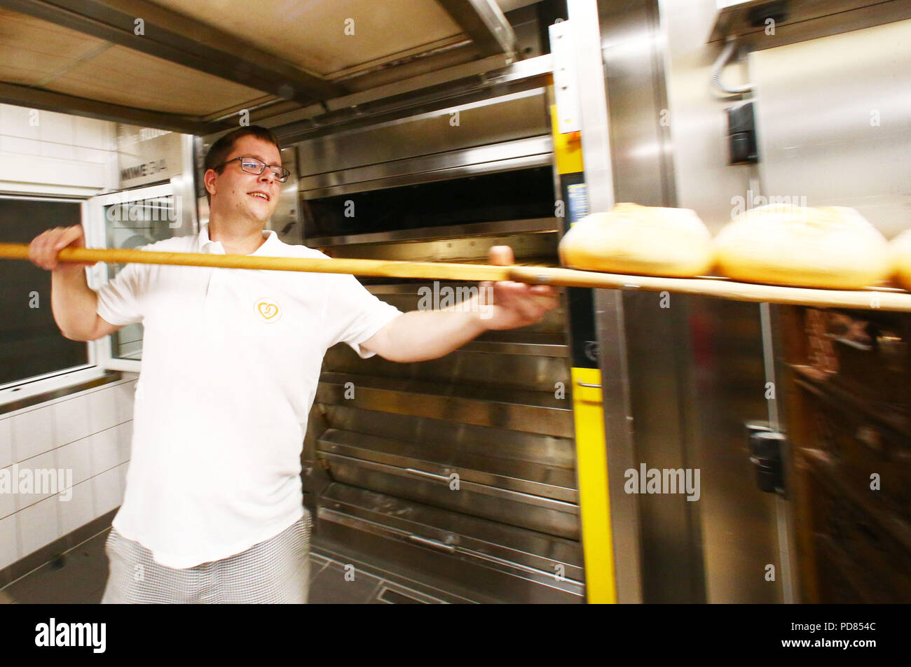Gera, Germany. 07th Aug, 2018. Baker Robert Hartmann gets freshly baked ...
