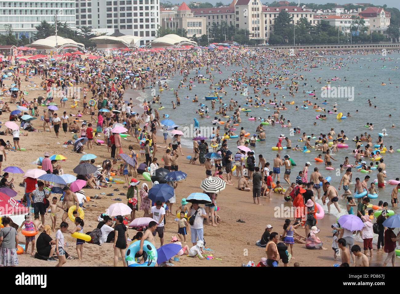 Qingdao, Qingdao, China. 7th Aug, 2018. Qingdao, CHINA-Tourists flock ...
