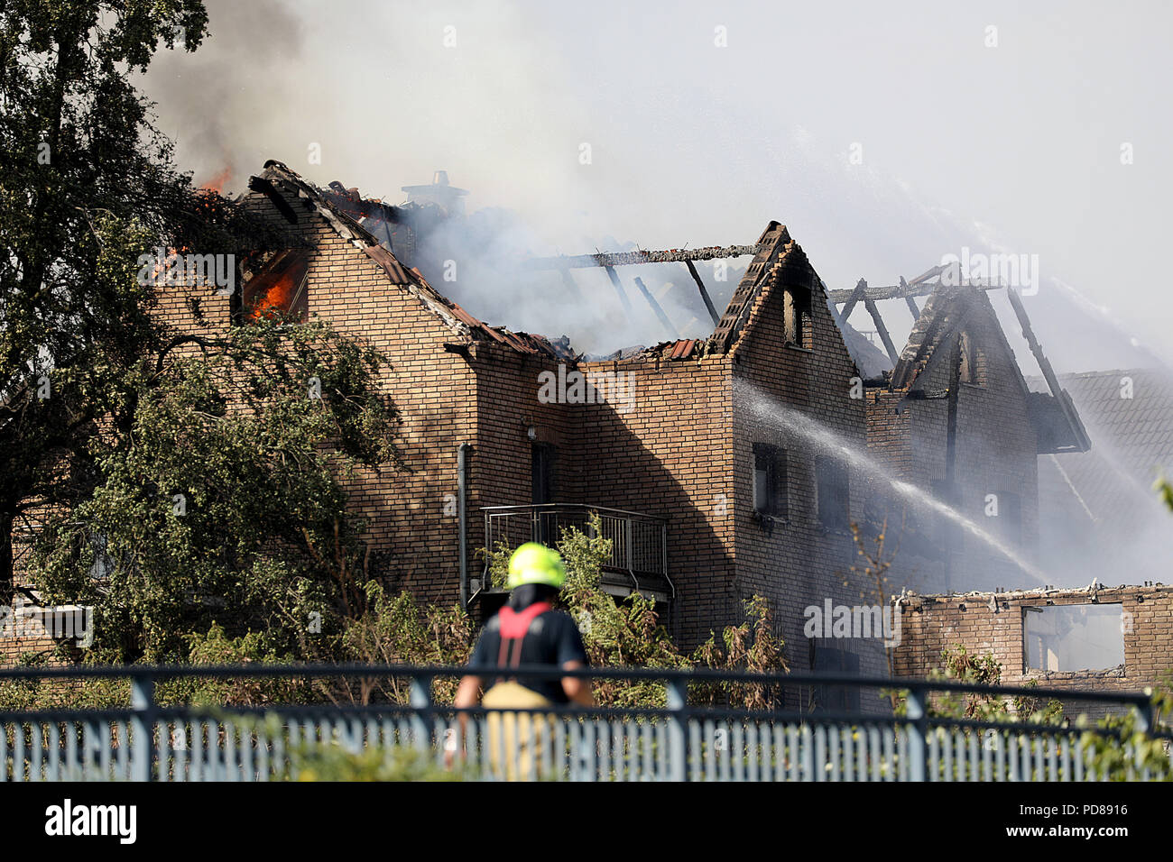 Germany, Siegburg. 07th Aug, 2018. Flames climbing from the roof ...