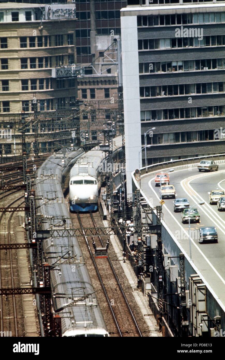 withten through Tokyo's center Ginza leads the track body of the ...