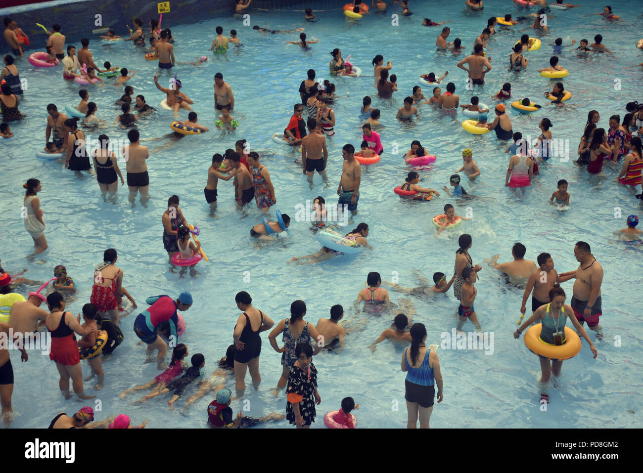 Beijing, Beijing, China. 8th Aug, 2018. Beijing, CHINA-People enjoy the ...