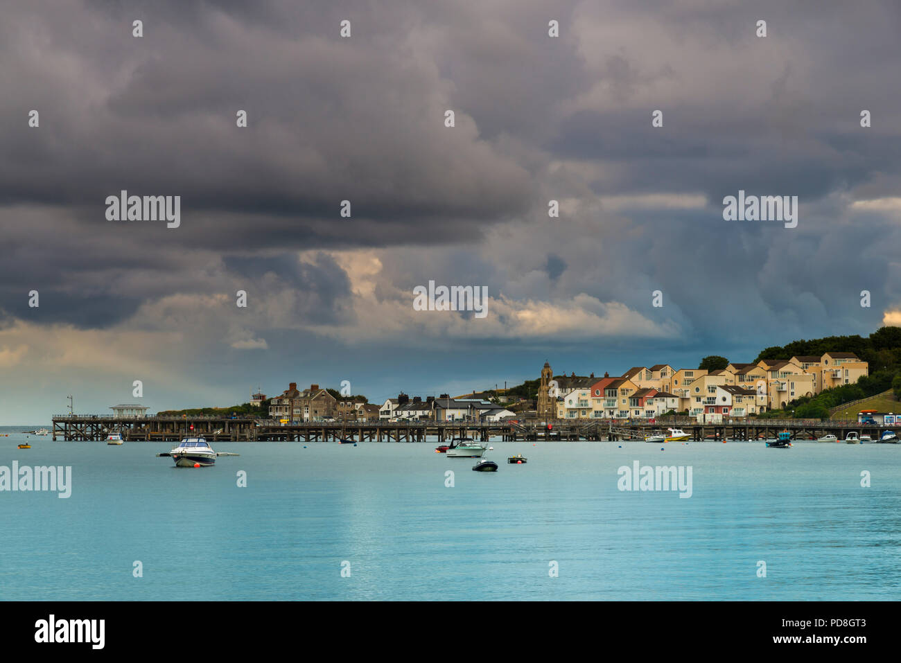 Swanage, Dorset, UK. 8th August 2018. UK Weather. A dark brooding sky ...