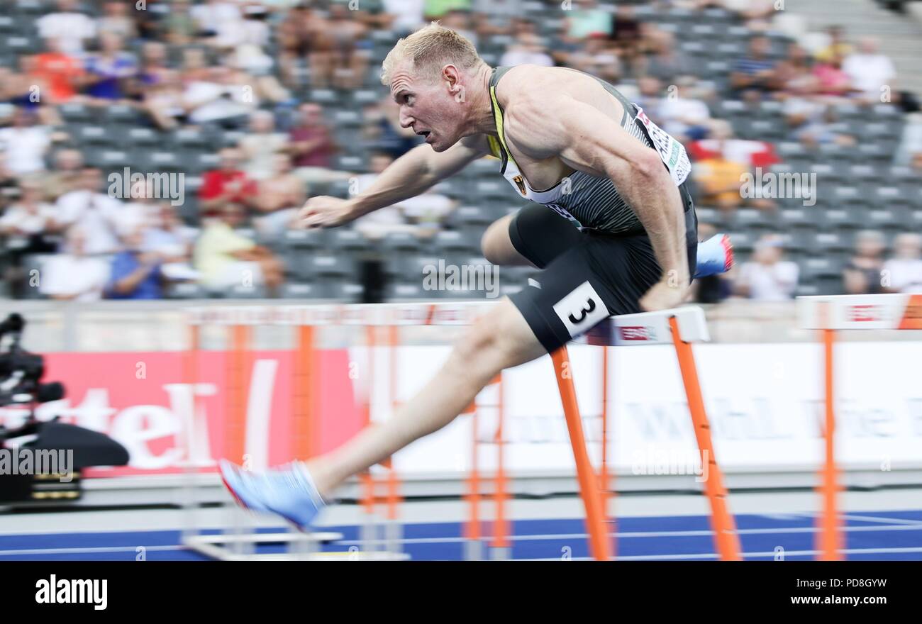 110 meter run hi-res stock photography and images - Alamy