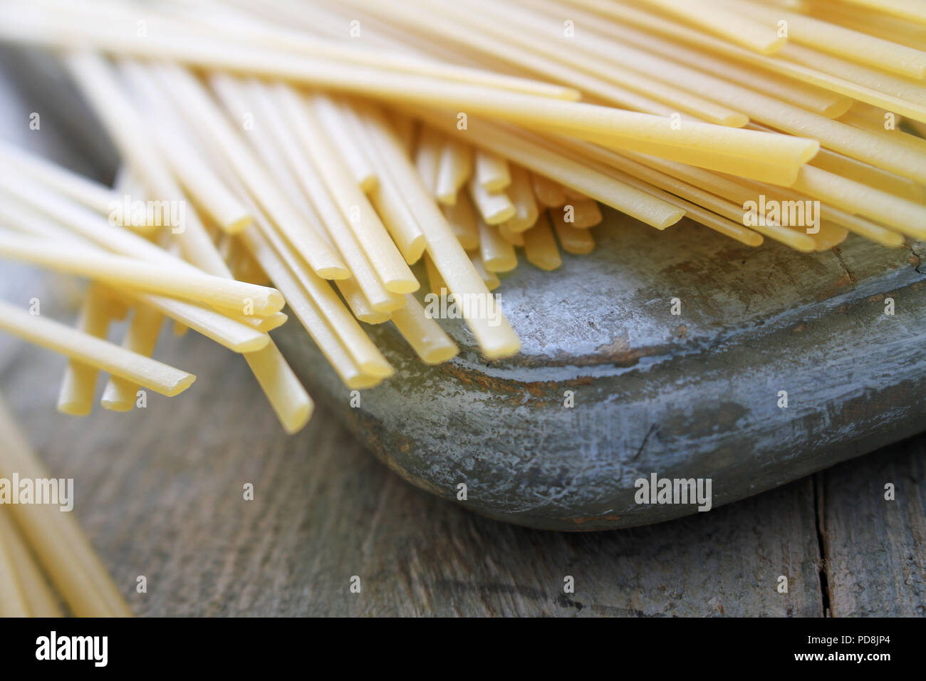 Dried linguine italian pasta hi-res stock photography and images - Alamy