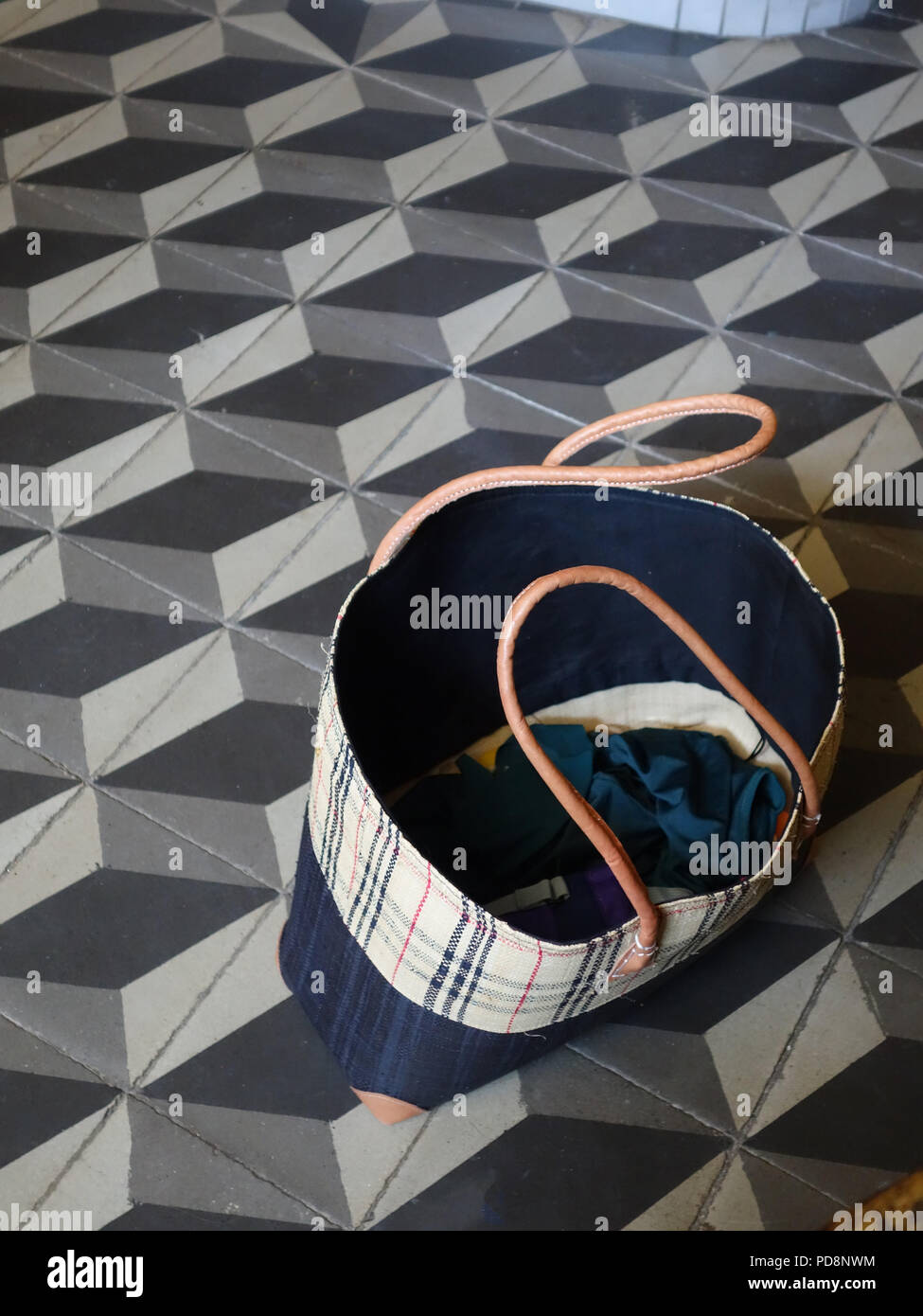 Womans shopping hi-res stock photography and images - Alamy