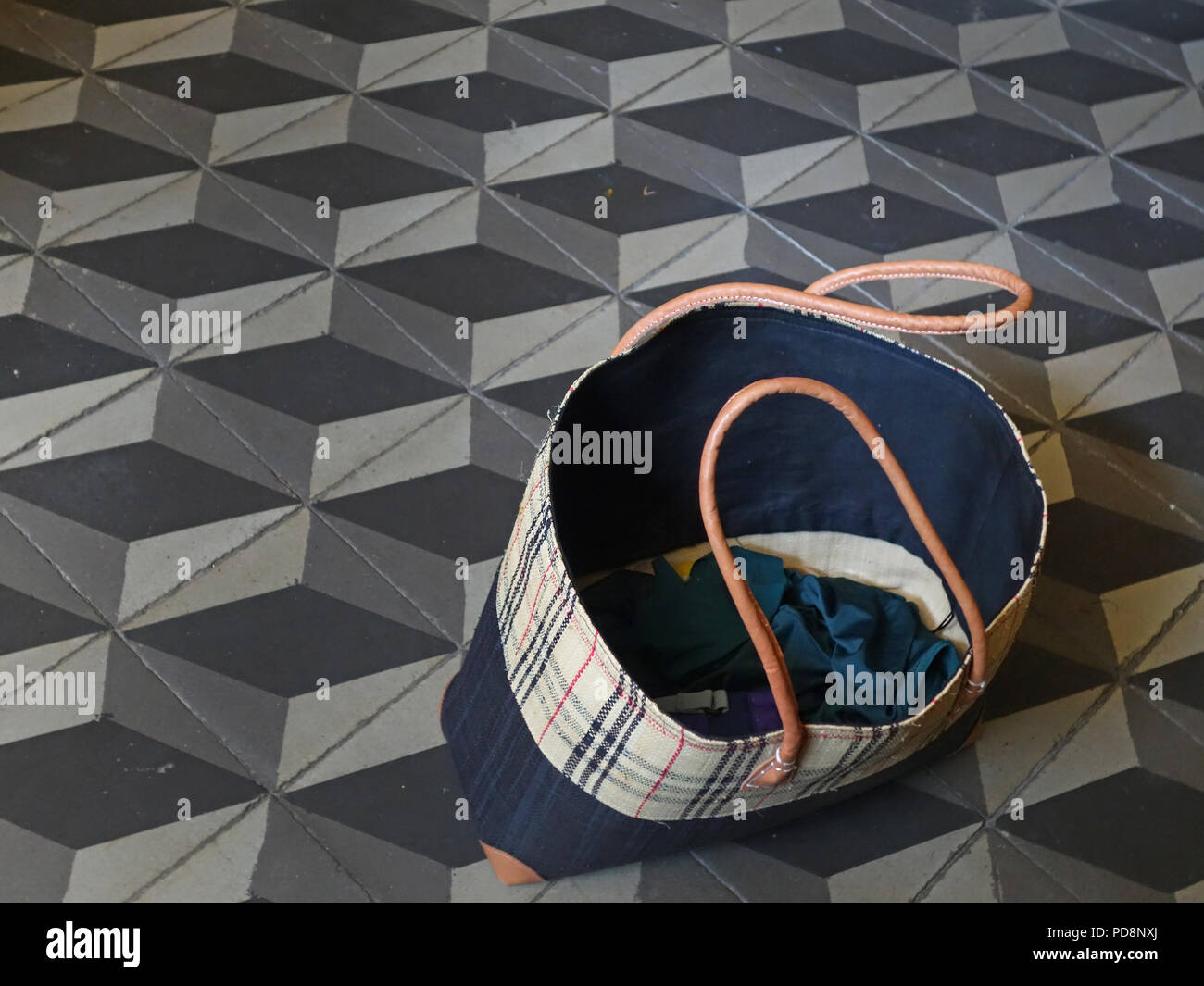 Womans shopping hi-res stock photography and images - Alamy