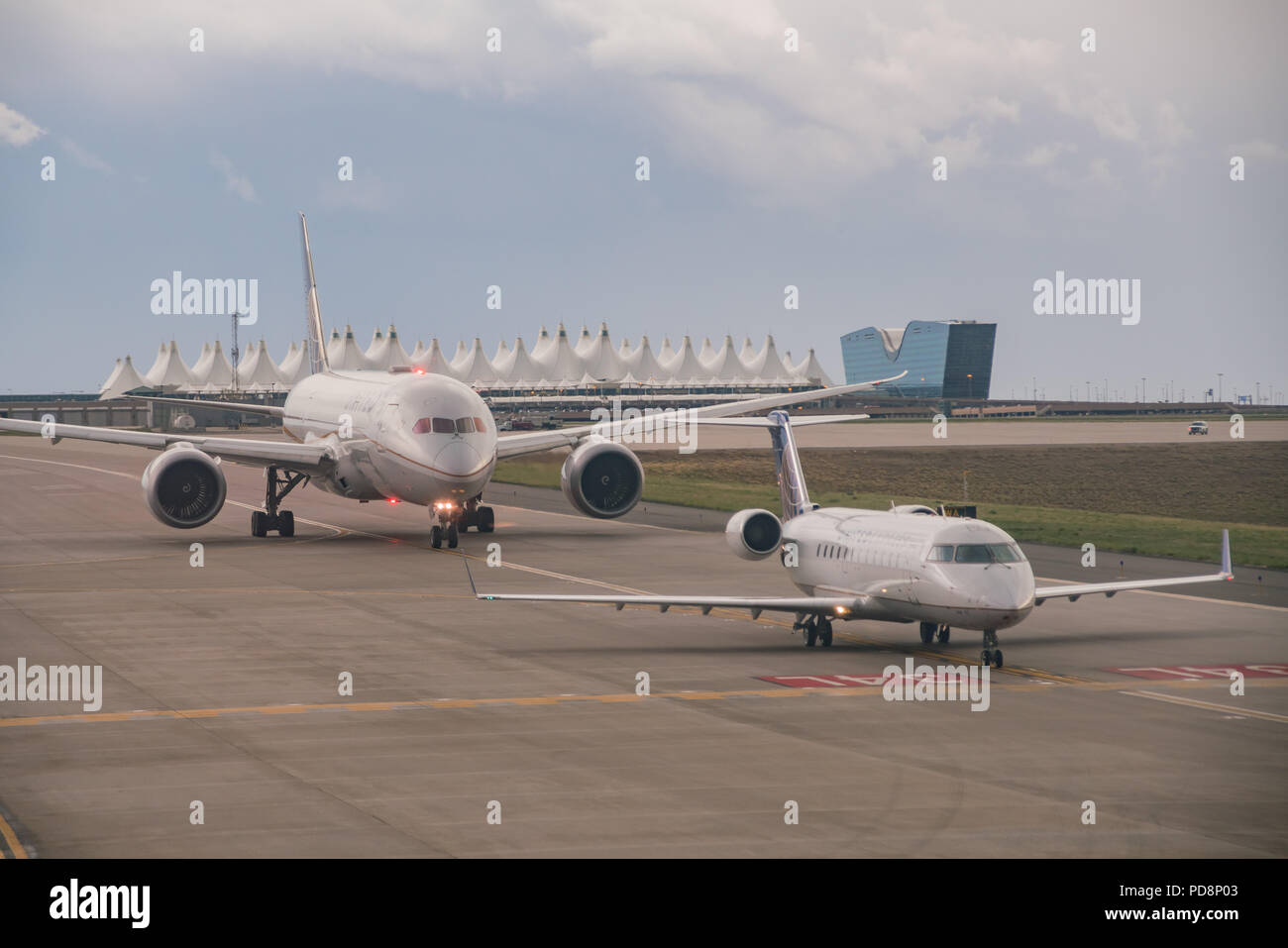 Denver international airport airplane hi-res stock photography and ...
