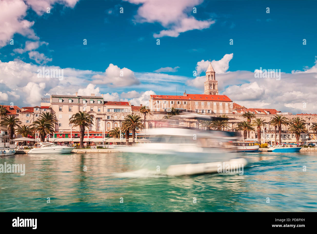 Harbor split hi-res stock photography and images - Alamy