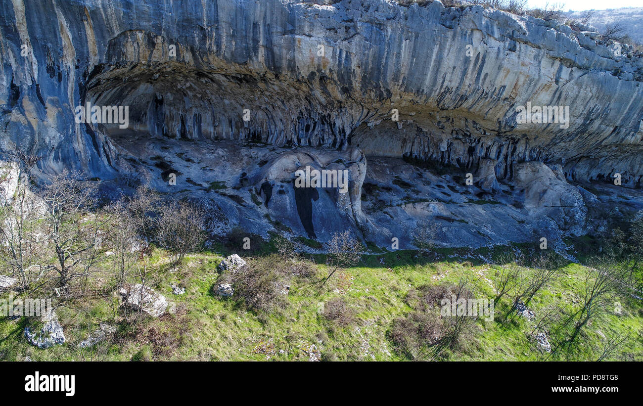 Prehistoric rock shelter hi-res stock photography and images - Alamy