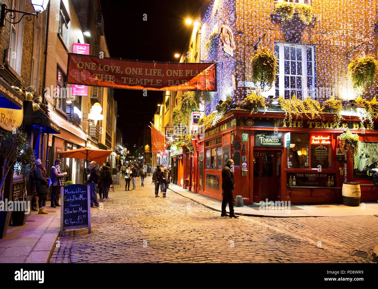 night out at Temple Bar Dublin, Ireland Stock Photo - Alamy