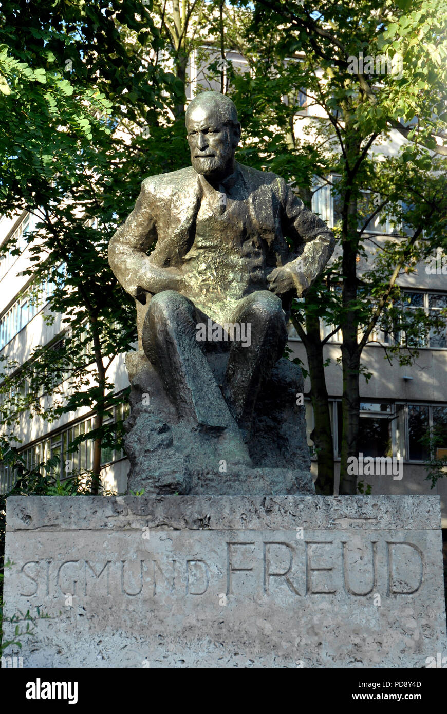 Sigmund Freud statue in Fitzjohn's Avenue, Hampstead, London Stock ...