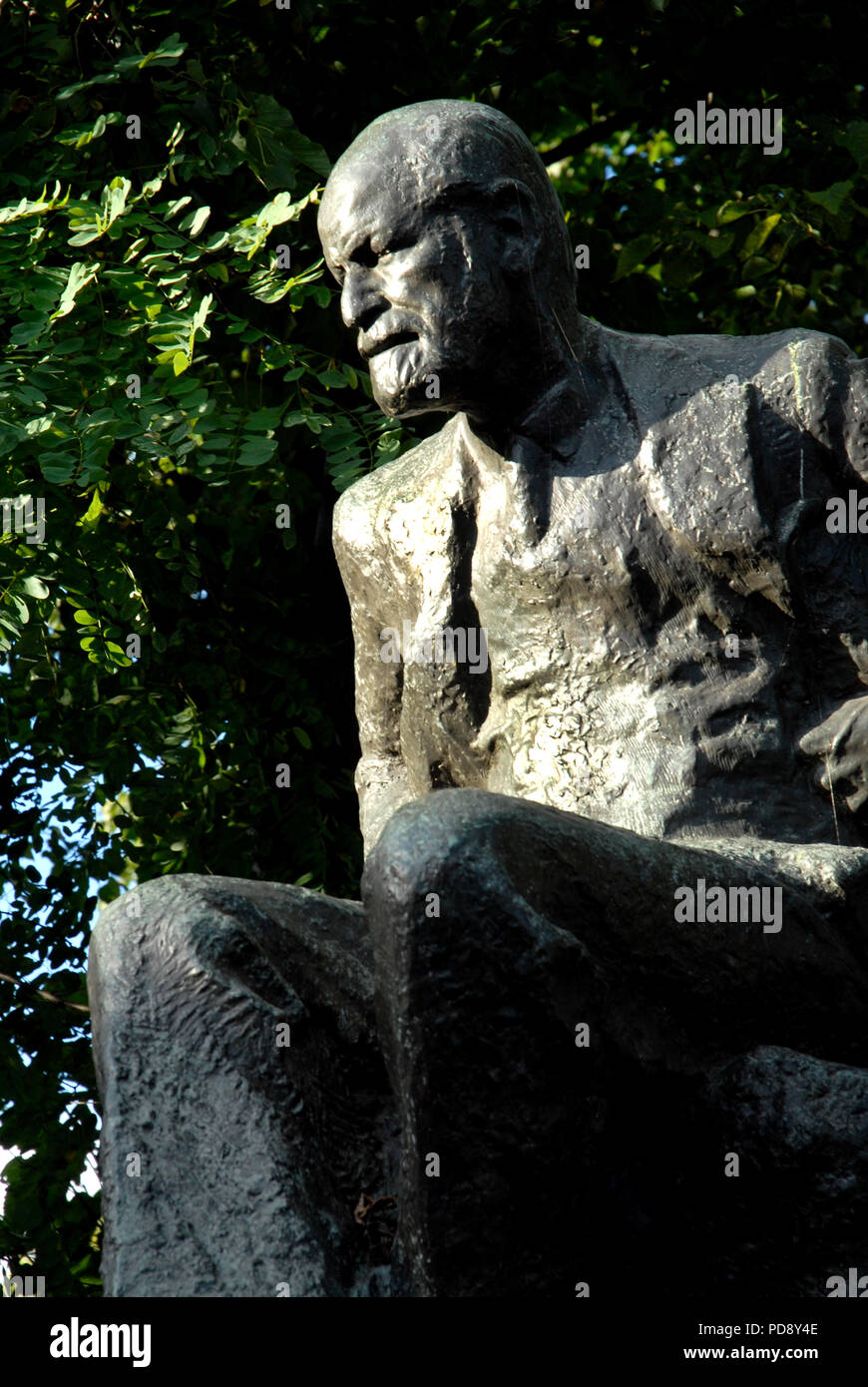 Sigmund Freud statue in Fitzjohn's Avenue, Hampstead, London Stock ...