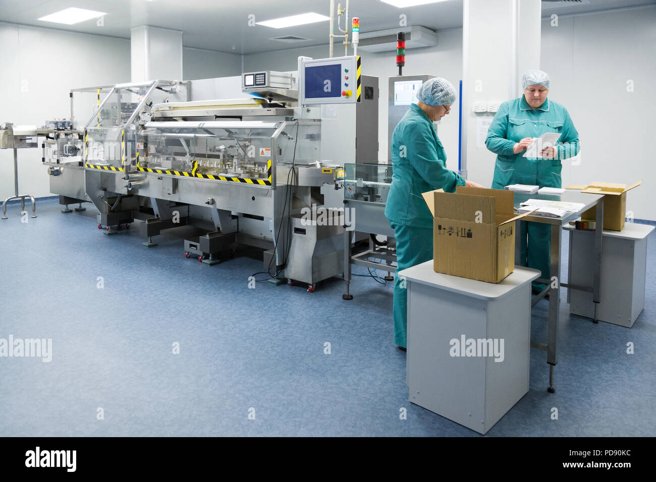 Pharmaceutical factory workers in sterile environment Stock Photo - Alamy