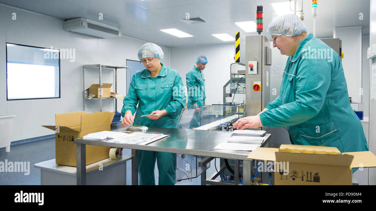 Pharmaceutical factory workers in sterile environment Stock Photo - Alamy
