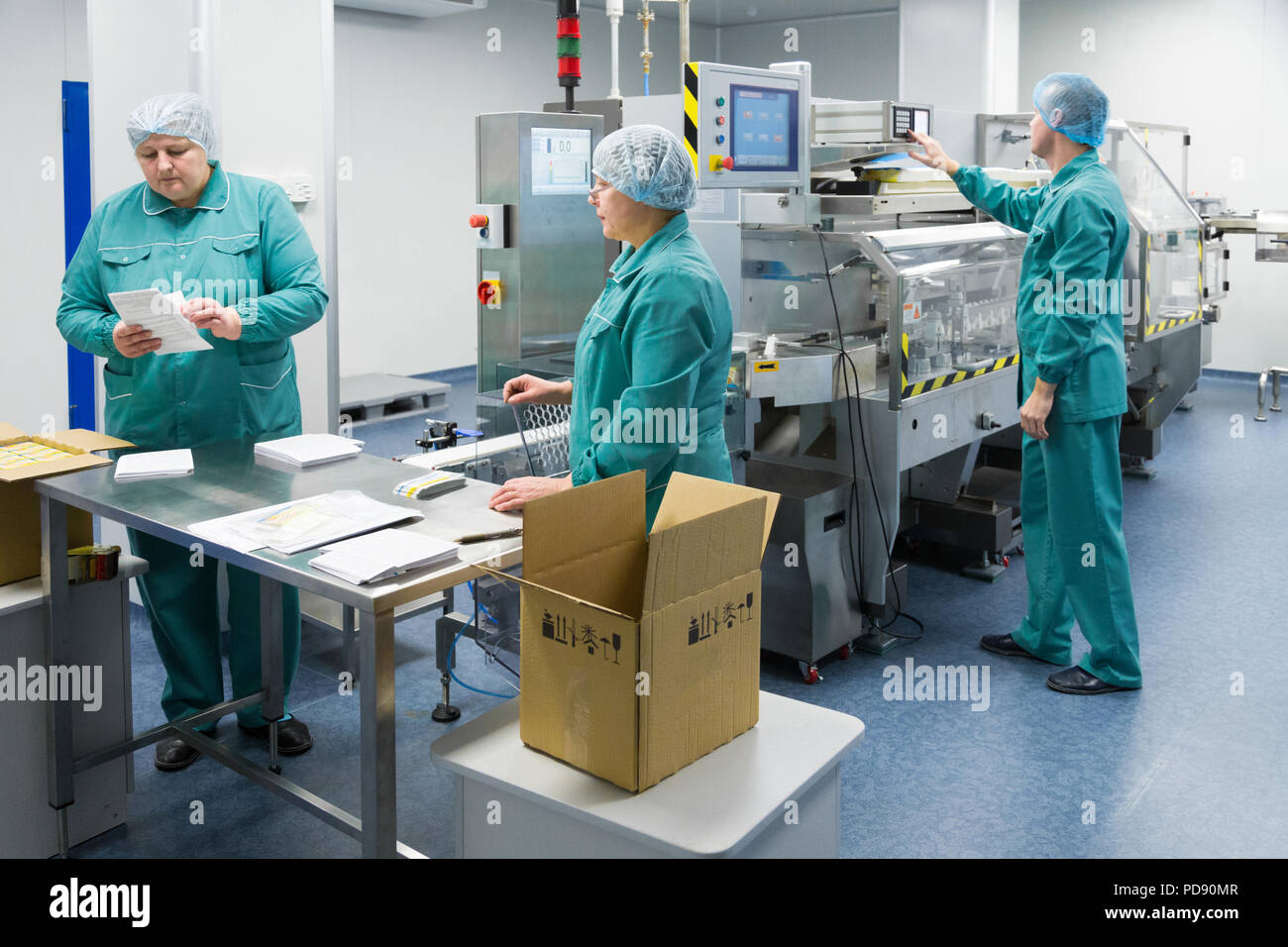 Pharmaceutical factory workers in sterile environment Stock Photo - Alamy