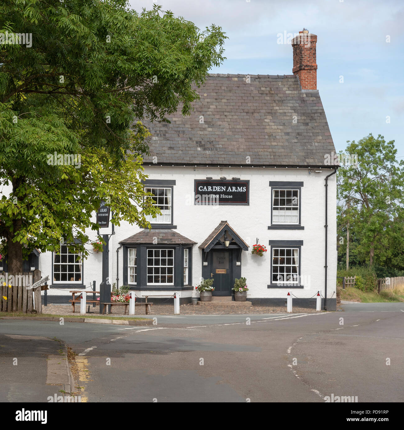 16th century coaching inn hi-res stock photography and images - Alamy