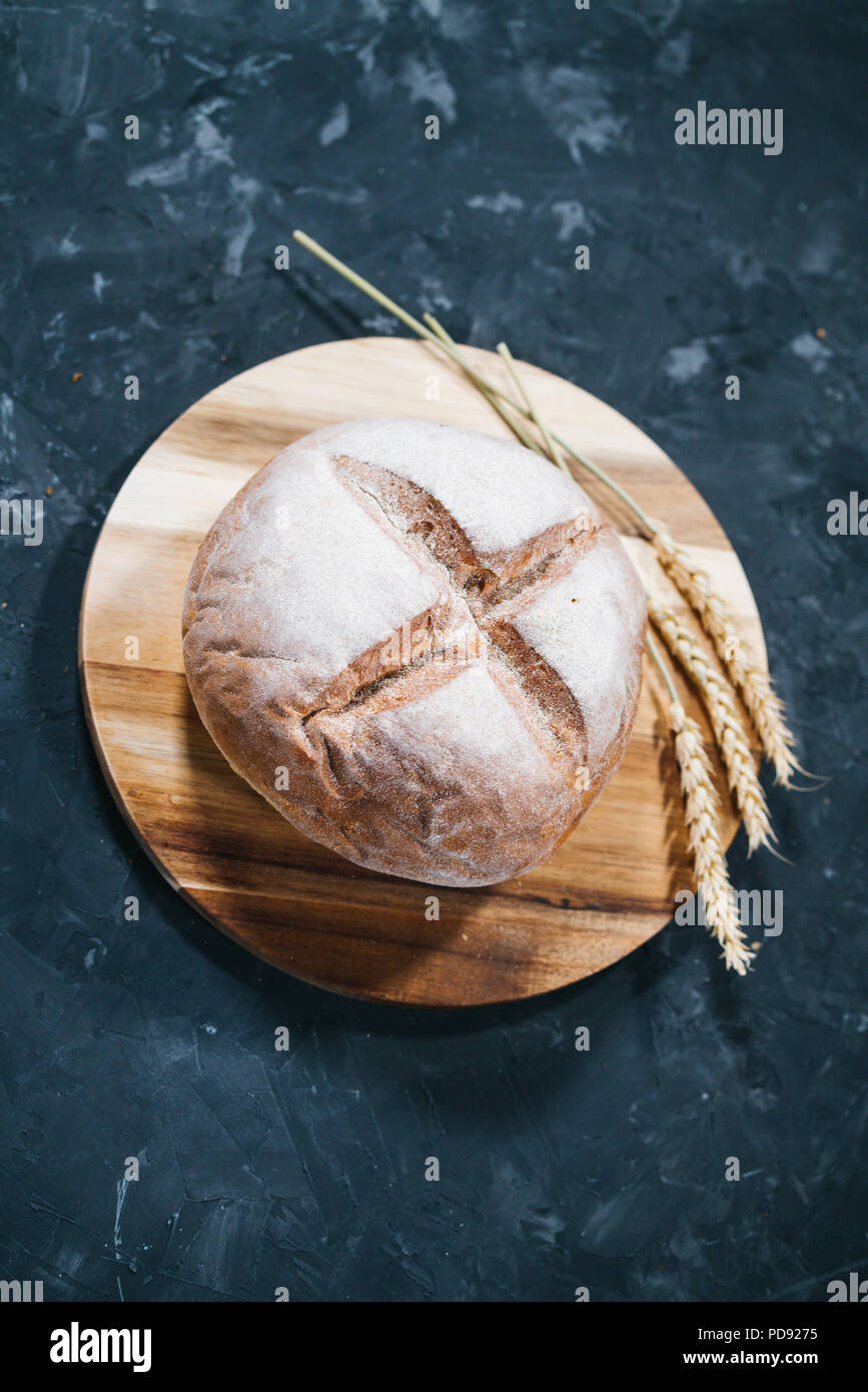 Loaf of fresh round bread Stock Photo - Alamy