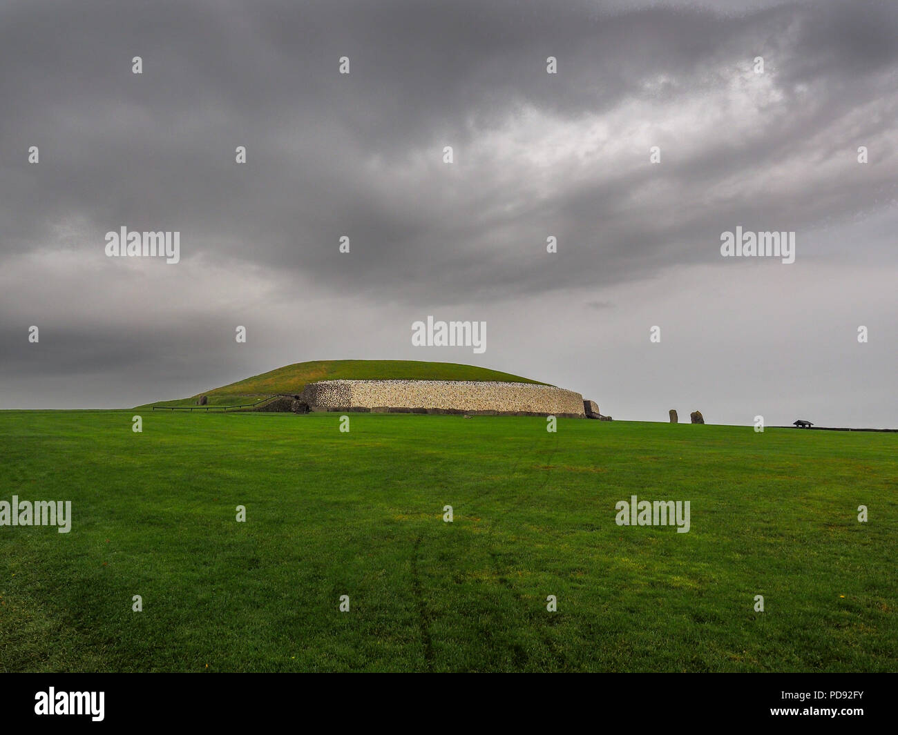 Newgrange ireland hi-res stock photography and images - Alamy