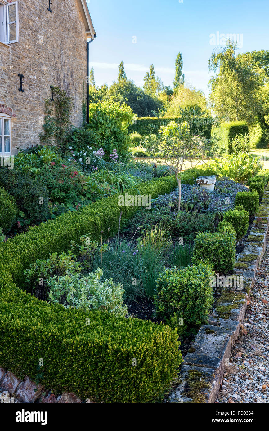 Formal english garden hi-res stock photography and images - Alamy