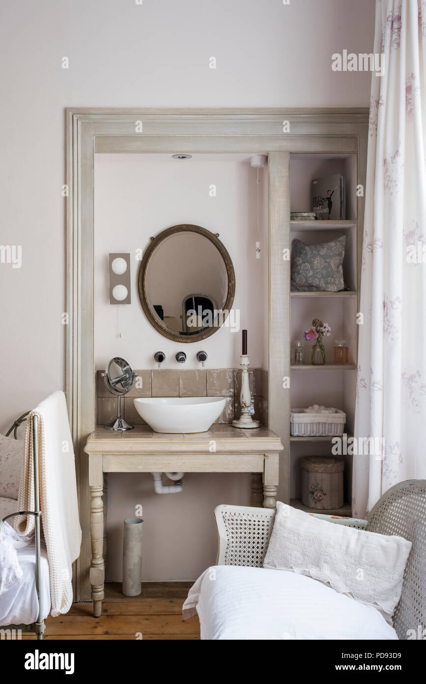 Oval basin hi-res stock photography and images - Alamy