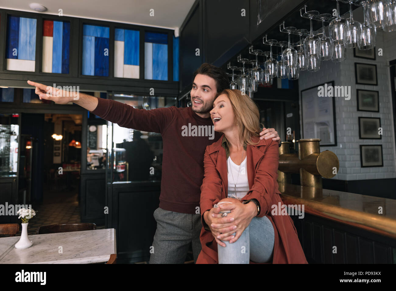 Seeing friends hi-res stock photography and images - Alamy