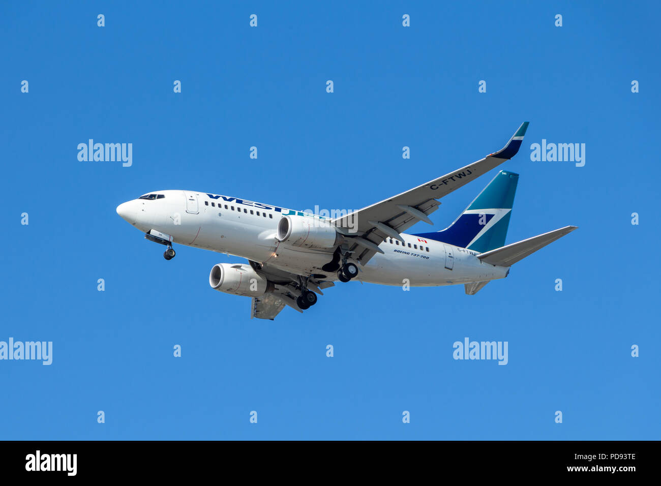 Boeing 737 commercial jet aircraft hi-res stock photography and images ...