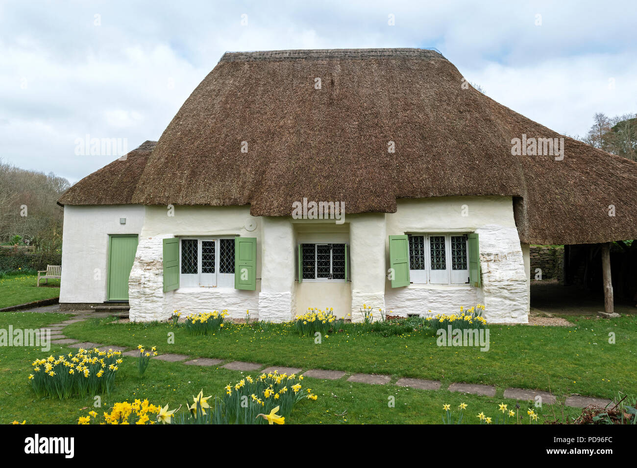 Thatched roof uk hi-res stock photography and images - Alamy