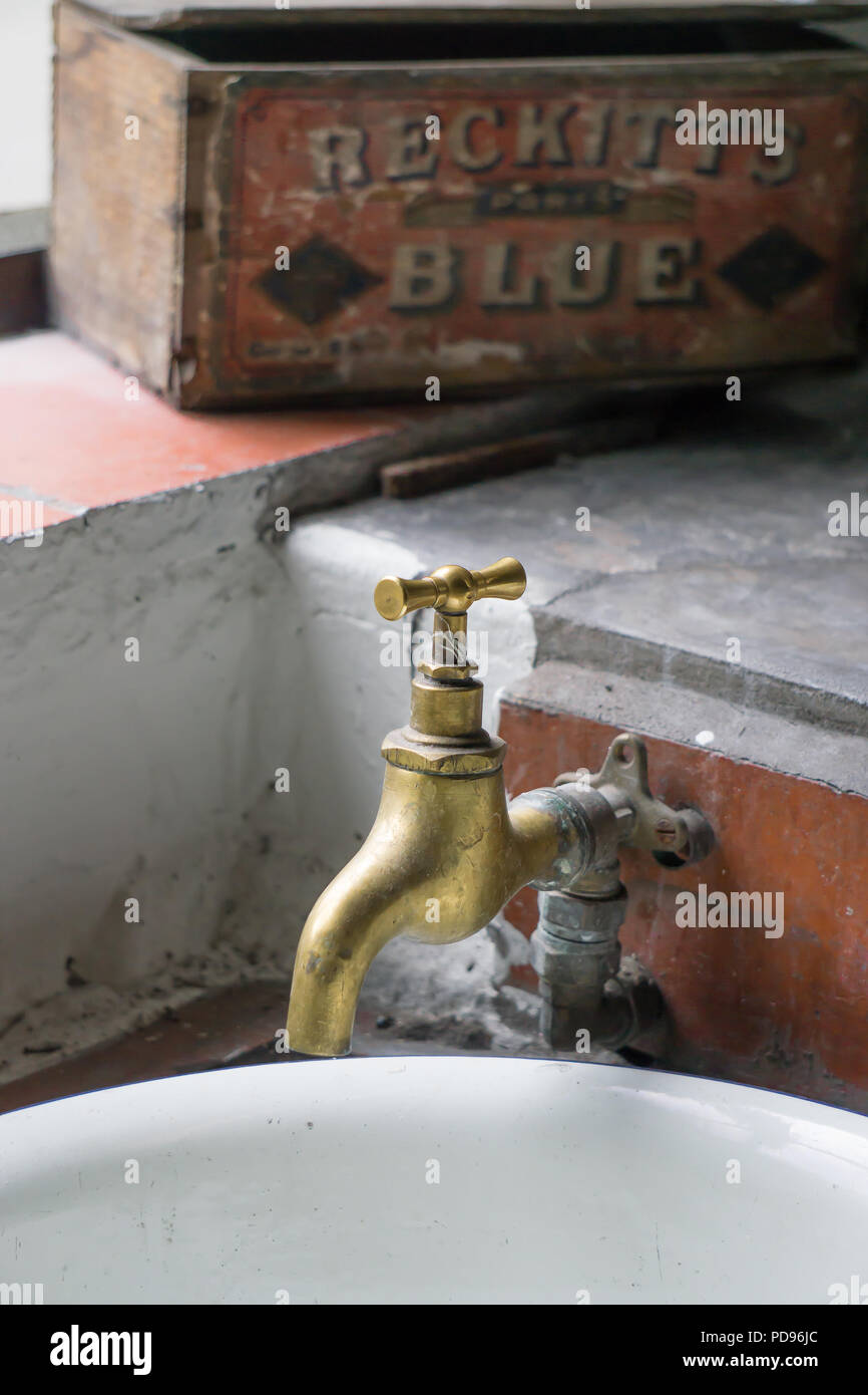 Antique Wash Basin Stock Photos & Antique Wash Basin Stock Images - Alamy