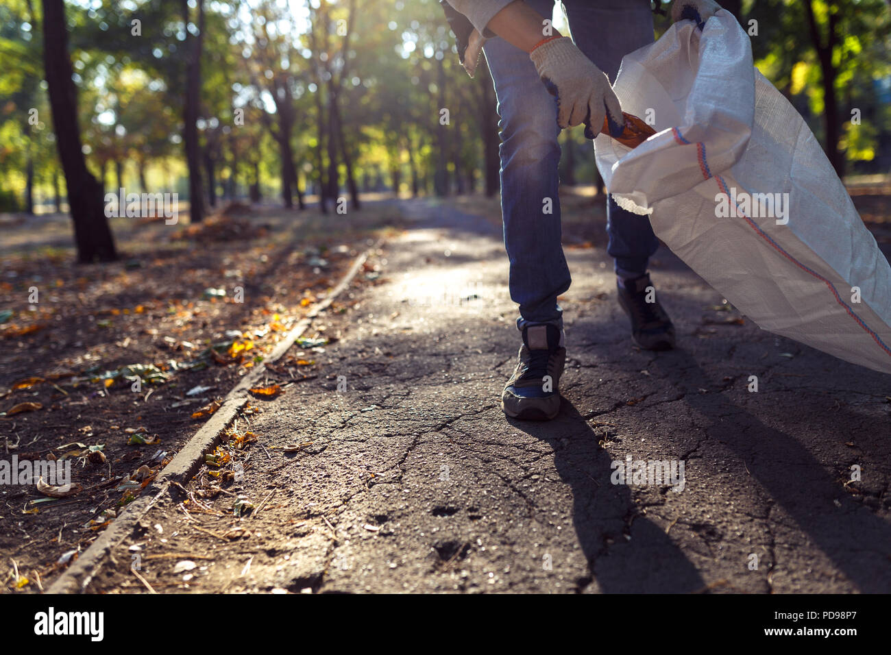 Man picking up trash hi-res stock photography and images - Alamy
