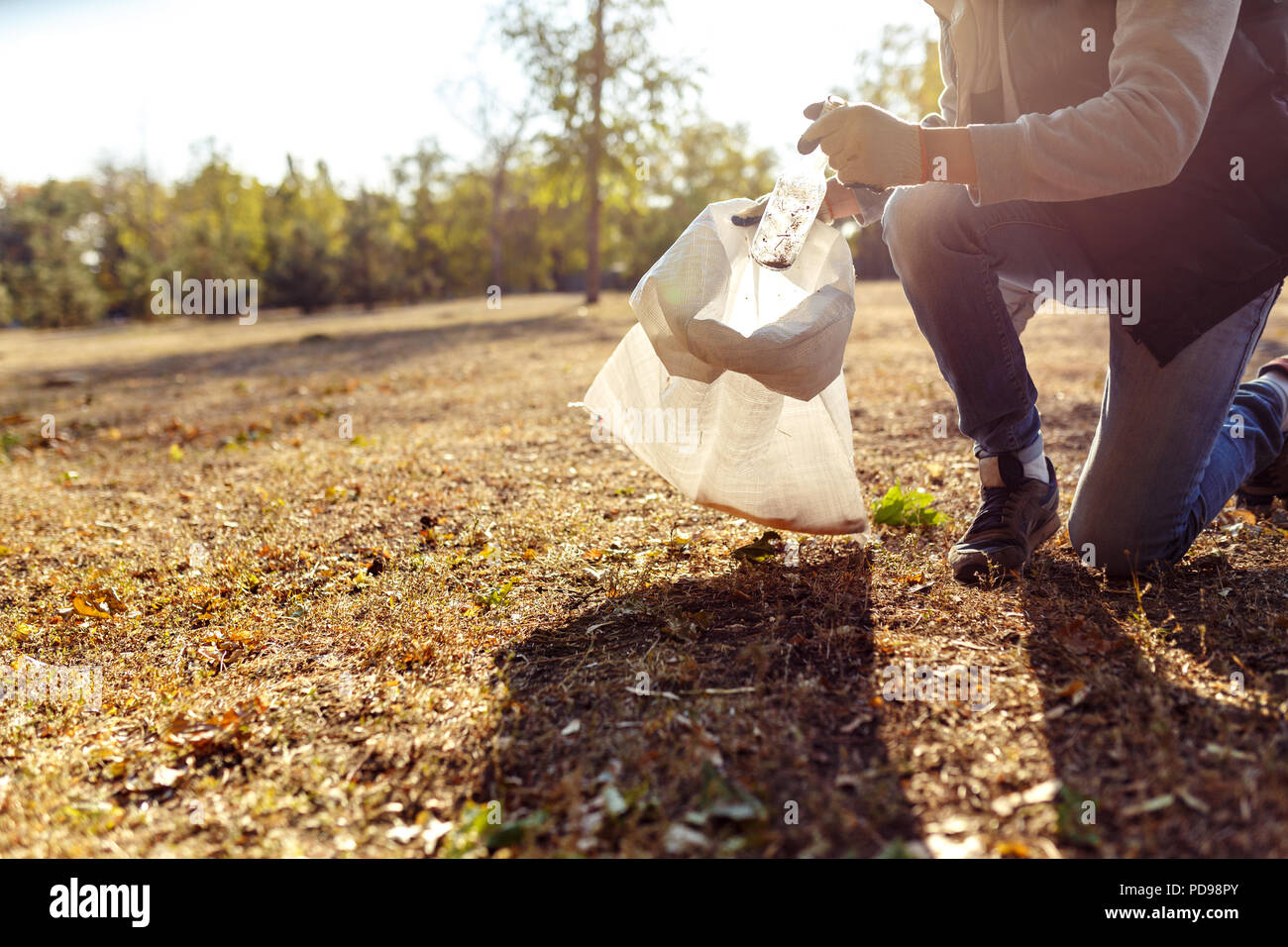 Man picking up trash hi-res stock photography and images - Alamy