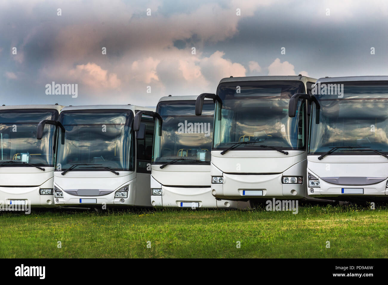 Buses in a row hi-res stock photography and images - Alamy