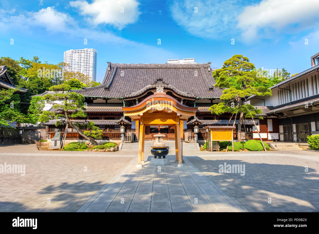 Sengakuji Temple, the site of 47 Ronin graveyard in Tokyo, Japan Stock ...