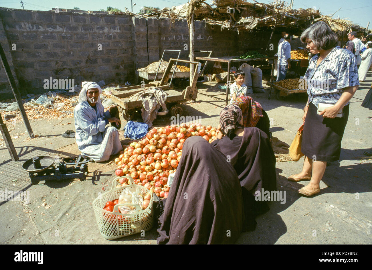 Baghdad fruit and vegetable market hi-res stock photography and images ...