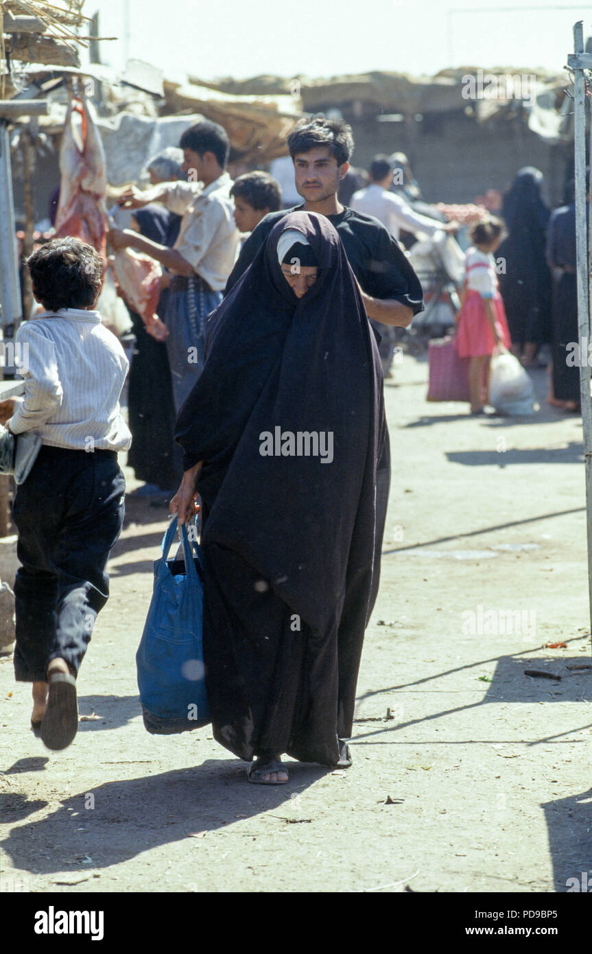 Baghdad, Iraq - October 1995 - A fruit and vegetable market in central ...