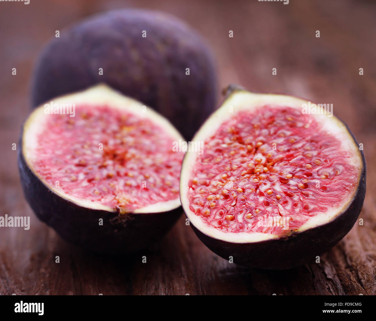 Fresh organic common fig on timber surface Stock Photo - Alamy