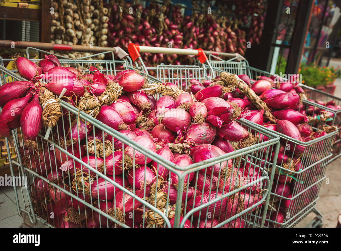 The sweet red onion of tropea hi-res stock photography and images - Alamy