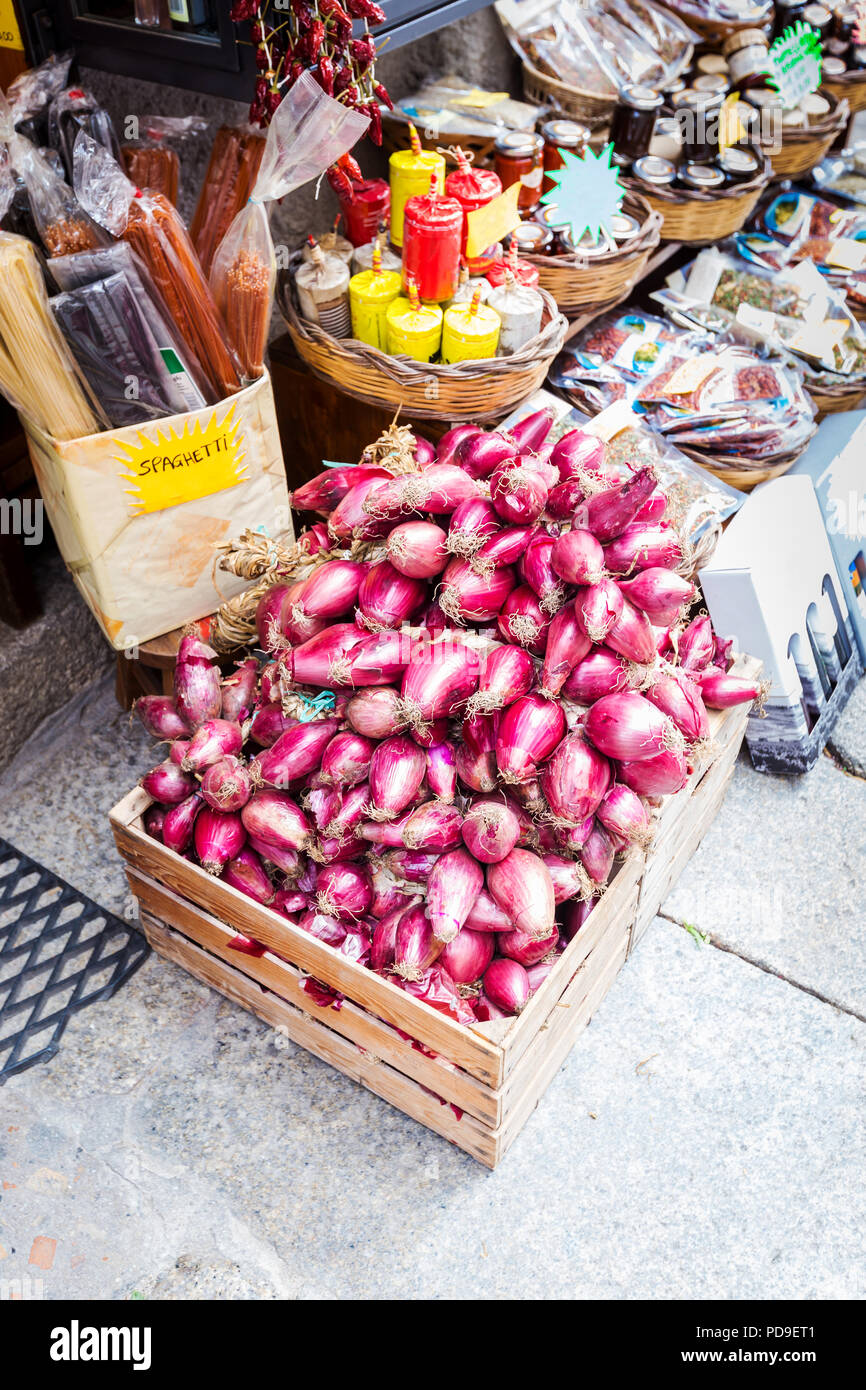 The sweet red onion of tropea hi-res stock photography and images - Alamy