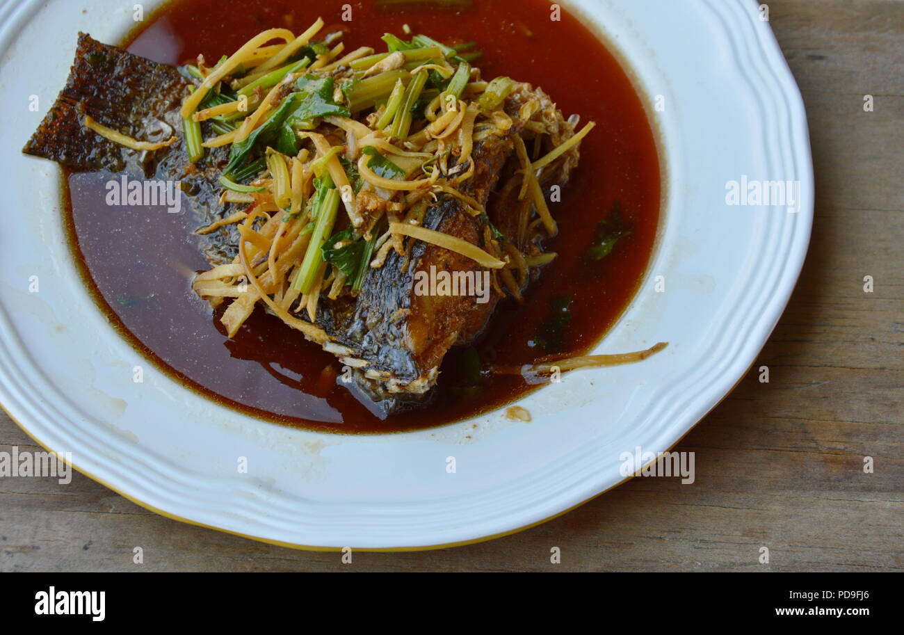Deep fried nile tilapia hi-res stock photography and images - Alamy