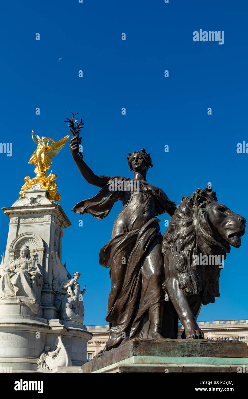 Statue Of Queen Elizabeth Stock Photos & Statue Of Queen Elizabeth ...