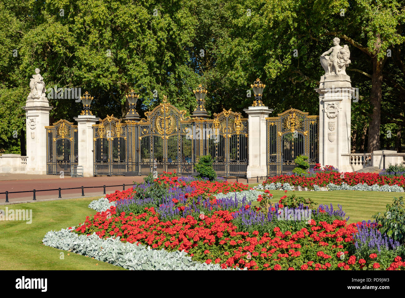 Canada gate buckingham palace london hi-res stock photography and ...