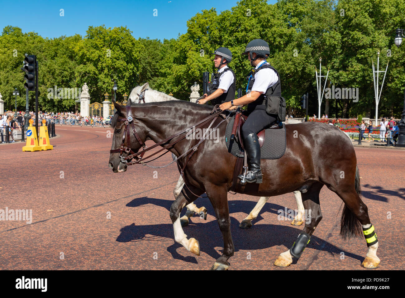 Guard mounting hi-res stock photography and images - Alamy