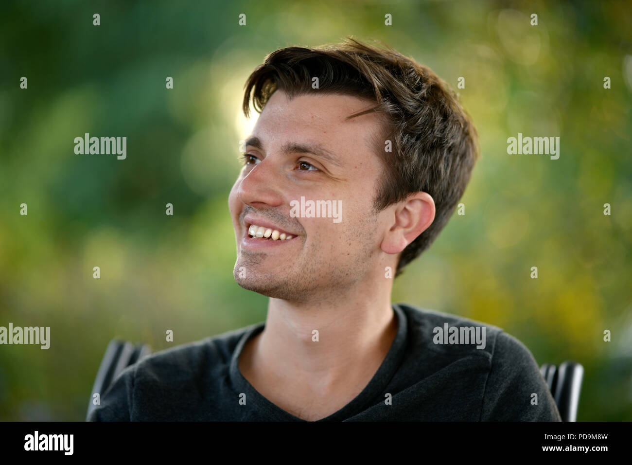 Man smiling portrait hi-res stock photography and images - Alamy